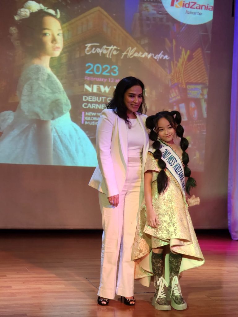 Bangga, Penyanyi Cilik Evolette Alexandra Bakal Tampil di Carnegie Hall ...